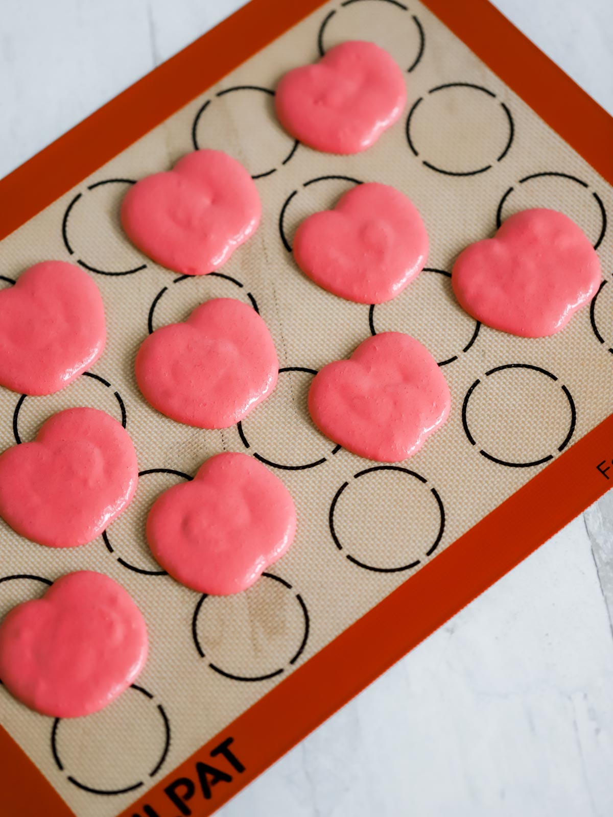 Apple Shaped Macarons - Everything Marina